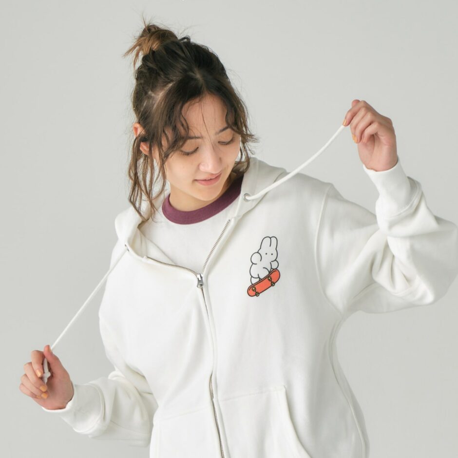 おすすめのパーカー干し方8選！型崩れや肩の伸びを防ぐ・フードまで乾かすコツを解説 | それゆけ！SUZURI計画